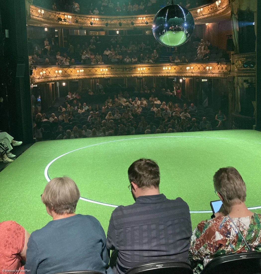 A Guide to Types of Theatre Stage | SeatPlan